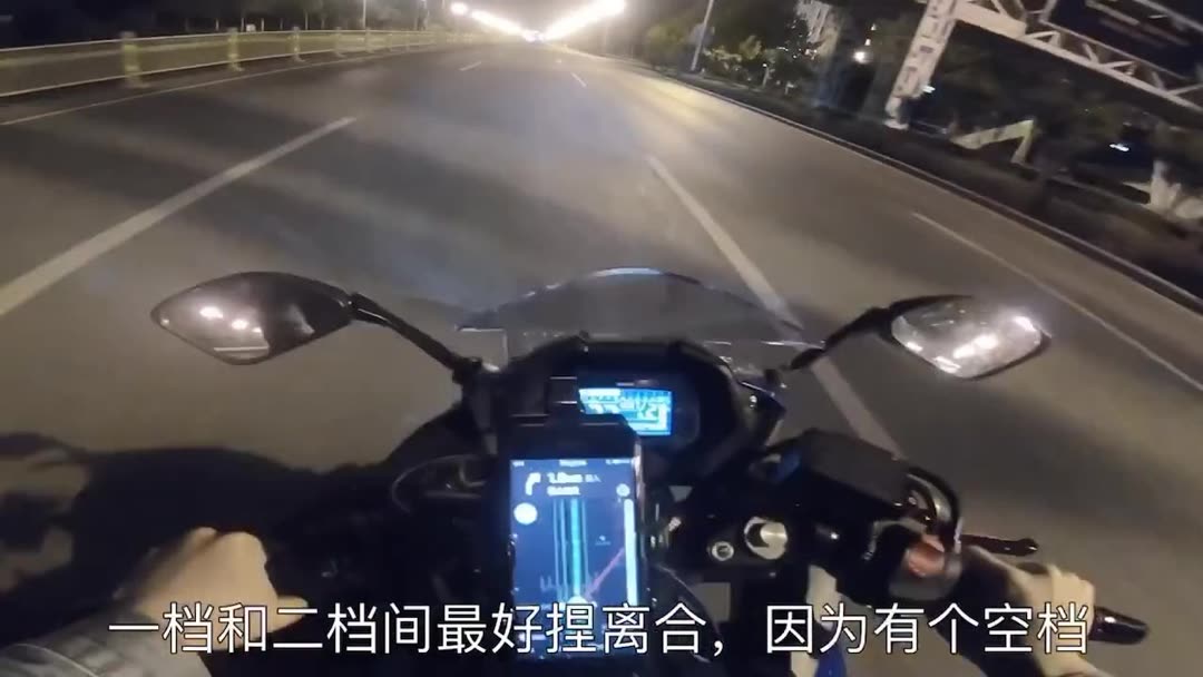 ...r 摩托车无离合换挡,降档就是跟升档反过来,但是我一般不用无离合降档