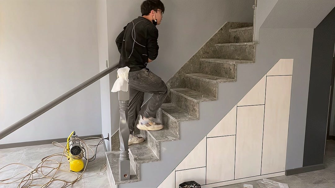 现场分享实木楼梯扶手安装流程,安装完后有点后悔,详细尺寸分享