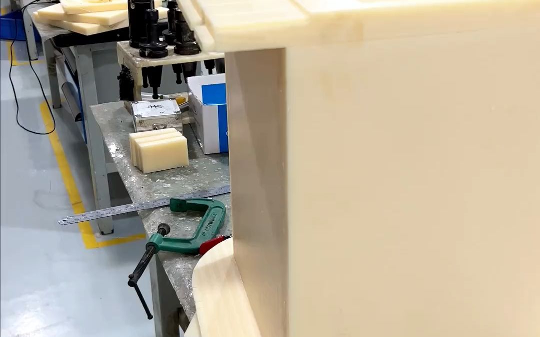 在CNC加工过程中,工人们熟练地操控着机器,将塑胶材料打造成一件件...