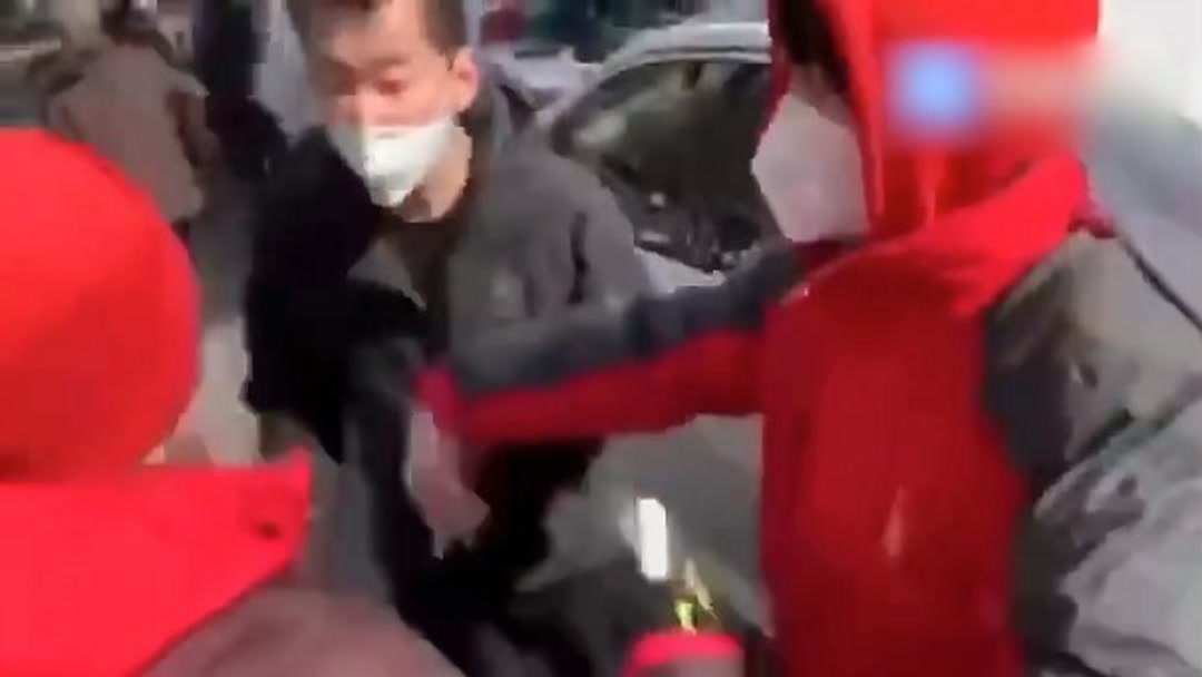 网传北京男子开车闯关卡 被退役的柔道运动员生擒