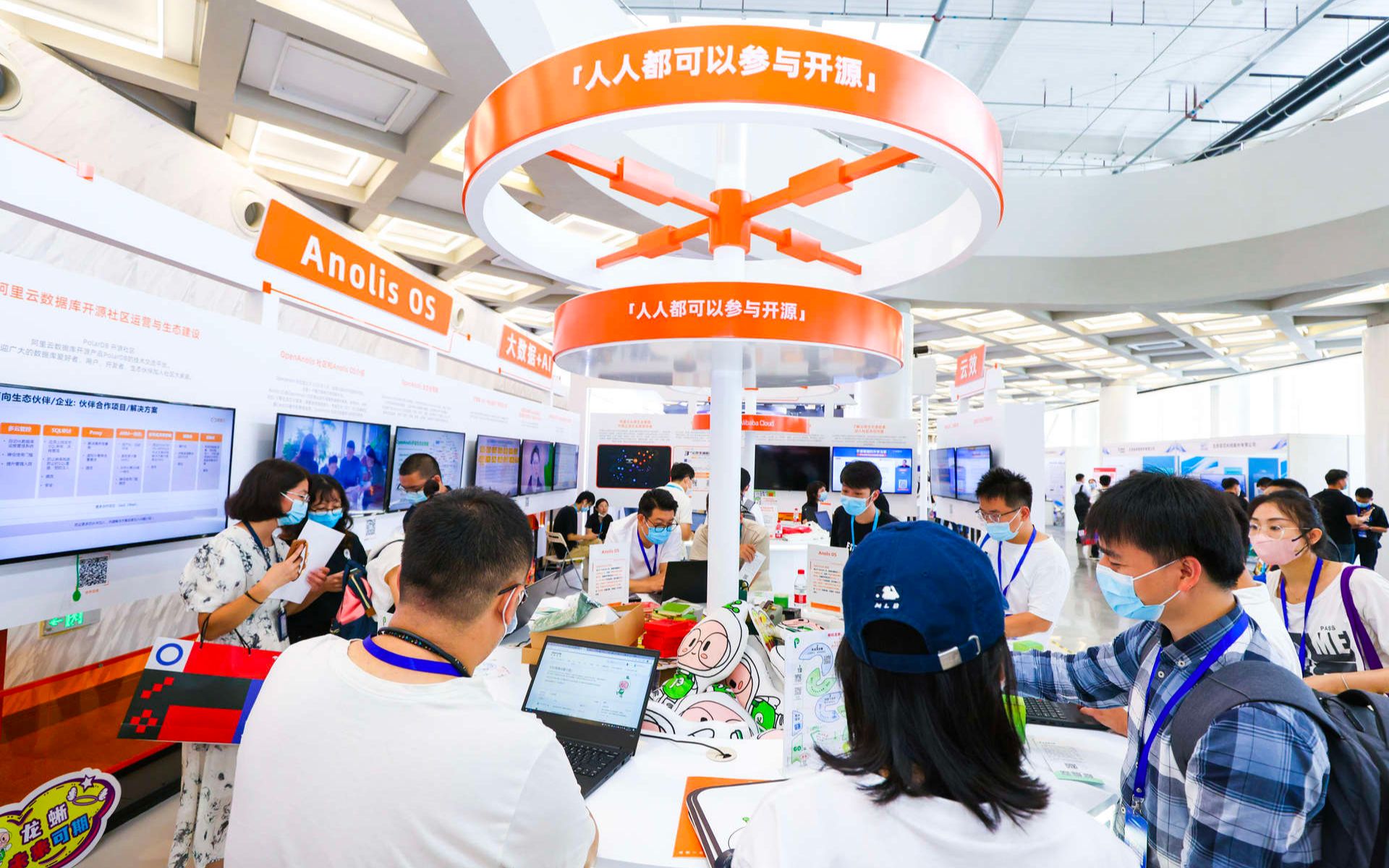 2022开放原子全球开源峰会上最炙手可热的展位——龙蜥社区展现场...