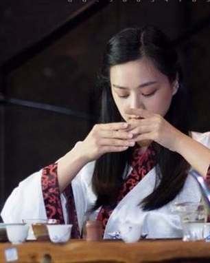 气质美女盖碗功夫茶冲泡演示,非常值得学习