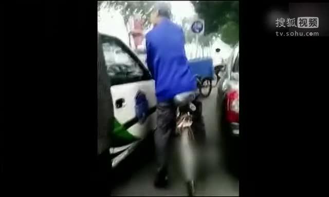 实拍城管执法车违规占道遭老人训斥