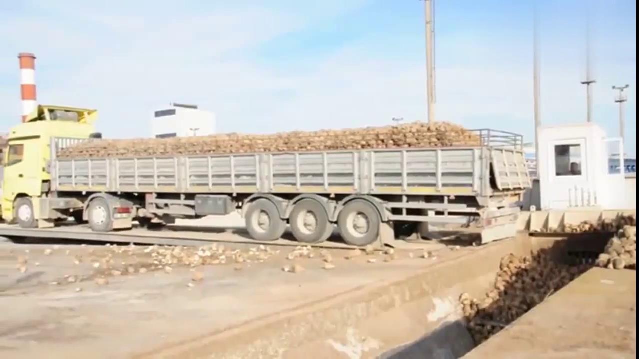 大型起重机械的力量展示,满载货物的货车被轻松连车带货顶起!