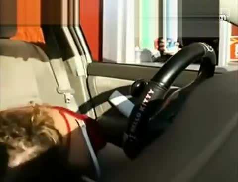 国外无手女孩用脚开车