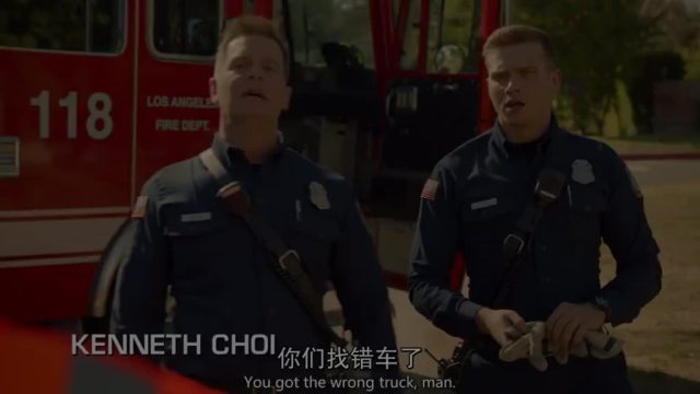 流浪汉住进垃圾桶,哪料第二天被垃圾车装走,命悬一线