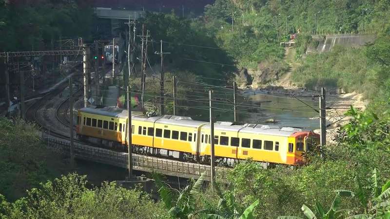 火车站实拍,火车进站场面真壮观