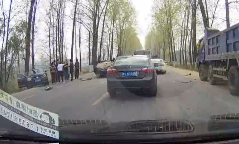 回家路遇惨烈车祸,又是逆行惹的祸