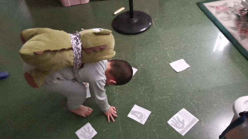 认识字母游戏帮助小恐龙过河#英语游戏#字母学习