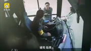 公交没停面前,醉酒男骂司机20分钟