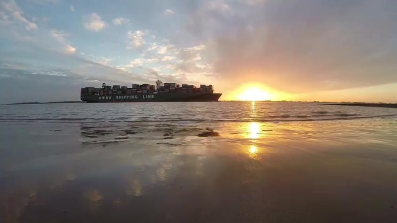 长度400米!老外围观世界最大集装箱巨轮「中国海运集团中海环球号...