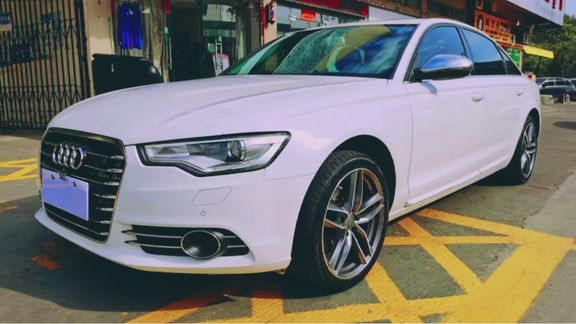 奥迪A6L,2.0T标准版,选配RS轮毂 RS电动折叠后视镜