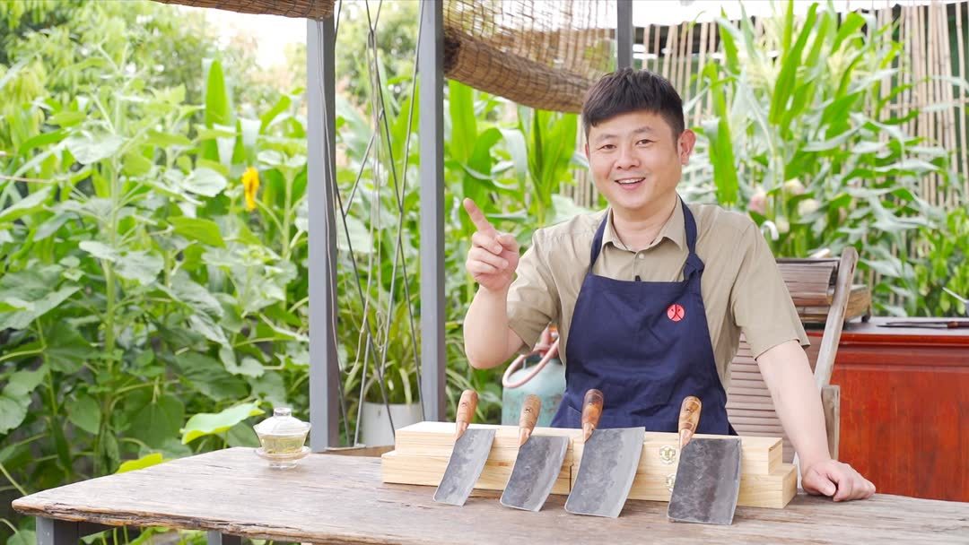 火哥讲述亲自设计打磨传统夹钢菜刀,十年免费保养包退值不值?