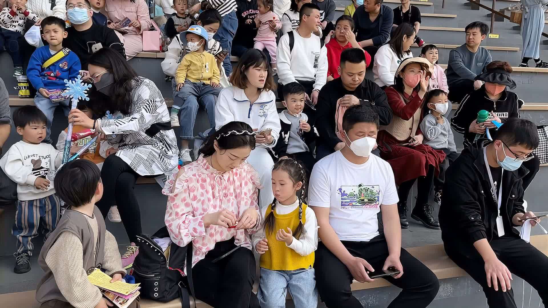 动物表演可真漂亮呀,太壮观了,有好多小动物呀!