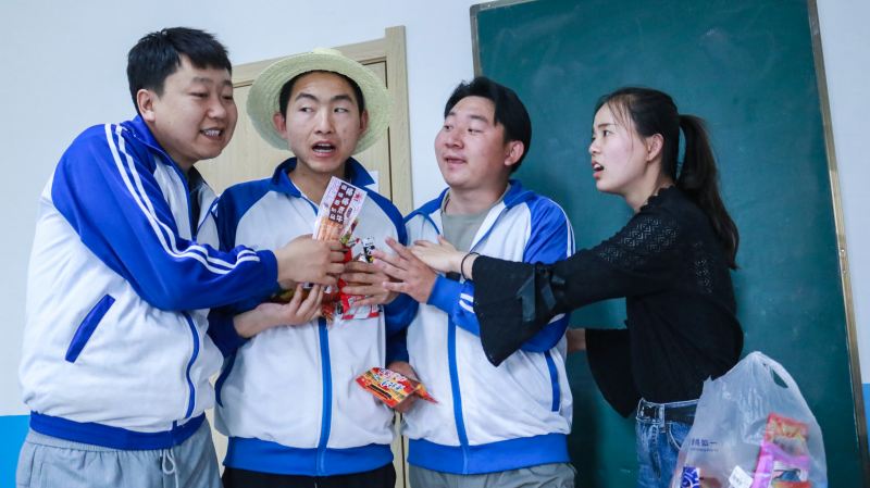 学生表演才艺,个个都跟辣条有关,真有趣