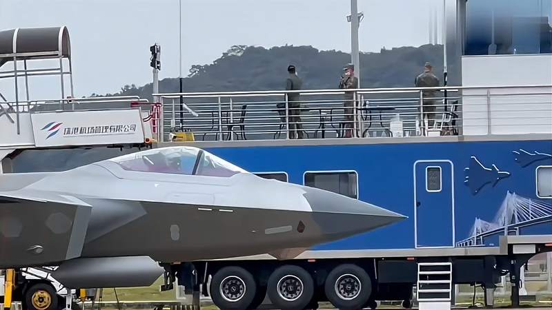 J20降落珠海航展中心 珠海航展 视觉震撼