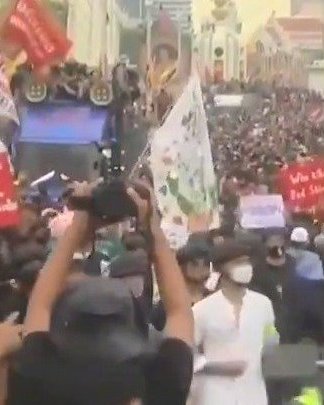【#泰国爆发抗议示威活动# 要求罢免总理巴育】当地时间14日,泰国...
