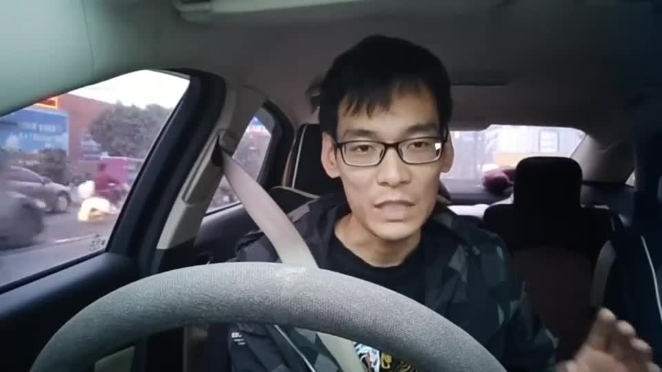 新车有划痕怎么处理?人傻钱多才去4s店修车,聪明人都这么做