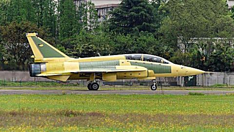 枭龙双座型号战斗机到底有什么强项? 几个国家排队等着买