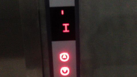 电梯故障 地梯符号 什么情况?科技牛人给个解释啊