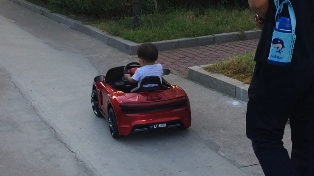 宝宝第一次坐电动玩具车