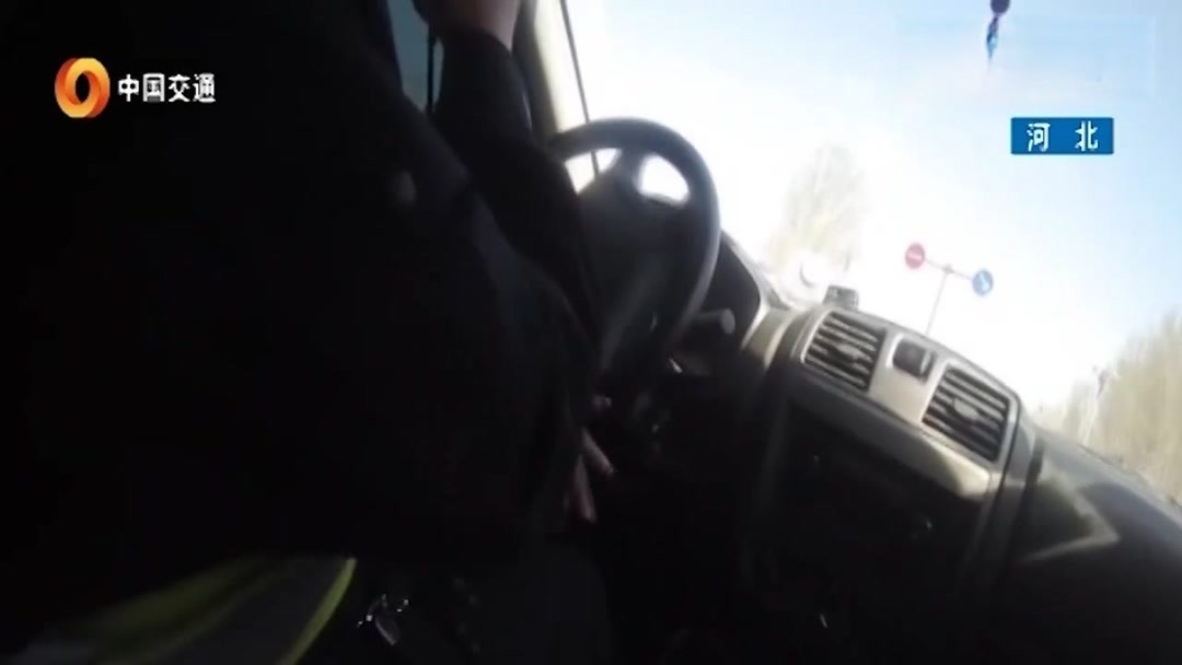 小女孩呕吐昏厥,母亲不知所措,交警做法安全感直接爆棚!