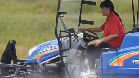 会开农机的女生真的很酷!90后女大学生毕业返乡成为农机手