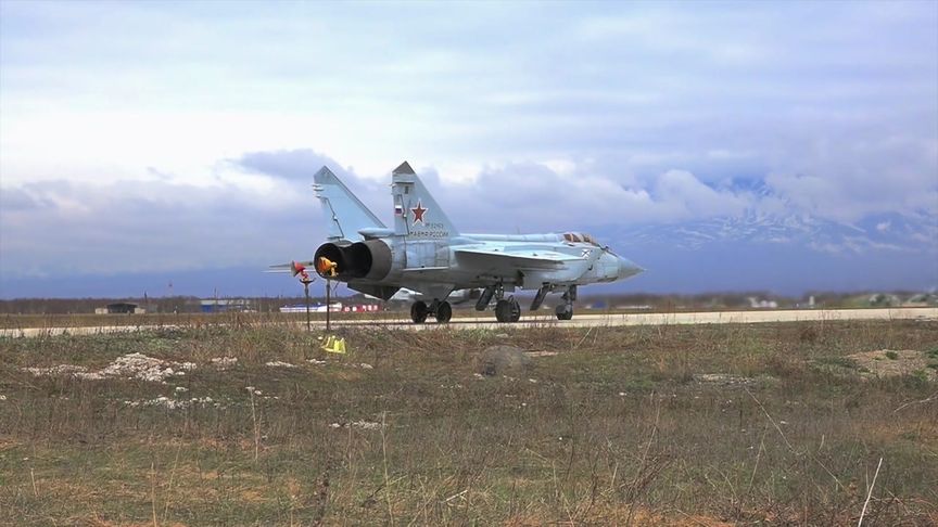 俄海军航空兵出动米格-31截击机护航图-95MS轰炸机巡航北极地区。