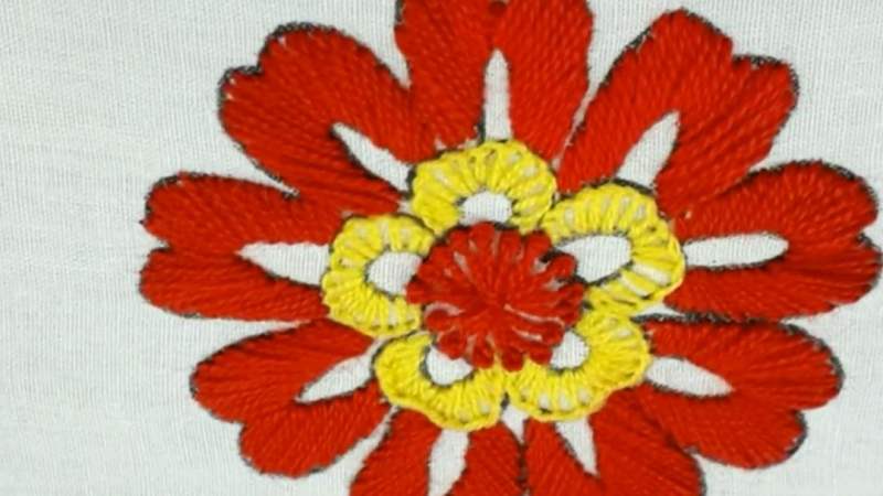 用三种不同的刺绣针法来绣一朵好看的刺绣花朵