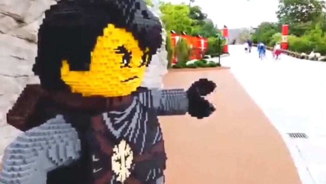 快看超级大的积木机器人！