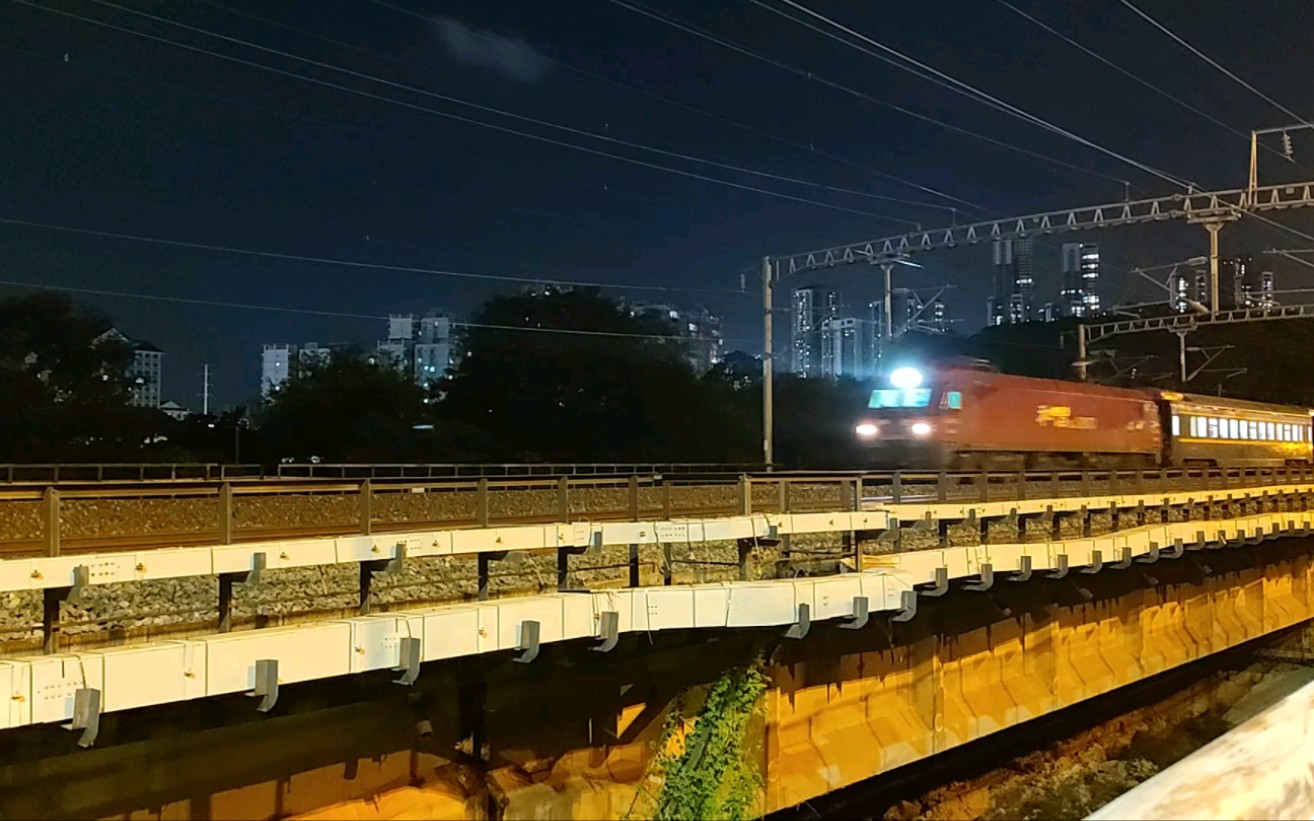 HXD3D牵引Z285次列车夜间通过清厢快速路