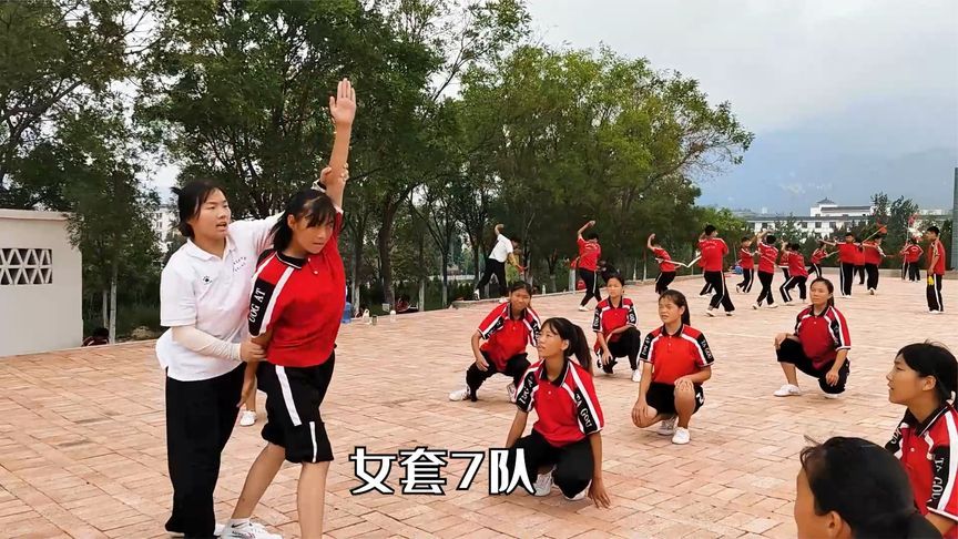 我在塔沟武校学武术:努力练功的塔沟小子,帅气十足!