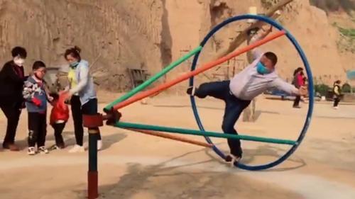 第一次看见这样的健身器材,居然是这个样子锻炼的,玩这个的人真的...