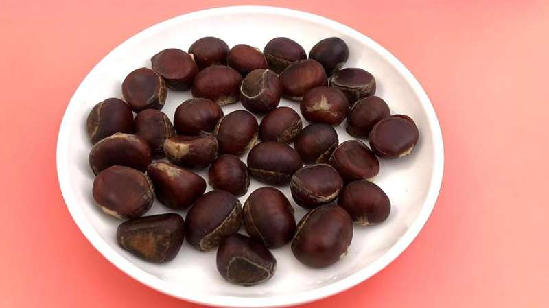 板栗的皮太难剥了,教你一个小妙招,生板栗像剥香蕉一样简单!