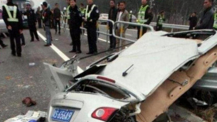 男子占快车道修轮胎,不料被人一脚油门送"上天",监控记录悲惨全程!