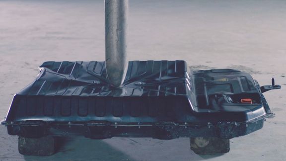 6米高处跌落、破碎机挤压穿刺,这块电池竟然抗住了这些极限测试