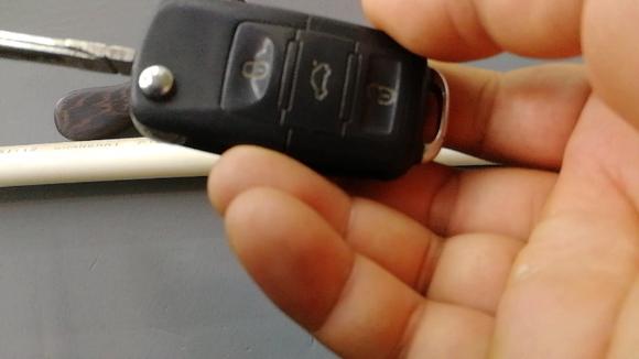 老款大众帕萨特更换车钥匙电池步骤