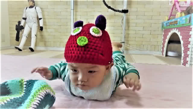 宝宝学毛毛虫爬行,爬着突然哭了起来,这画面妈妈都懵了