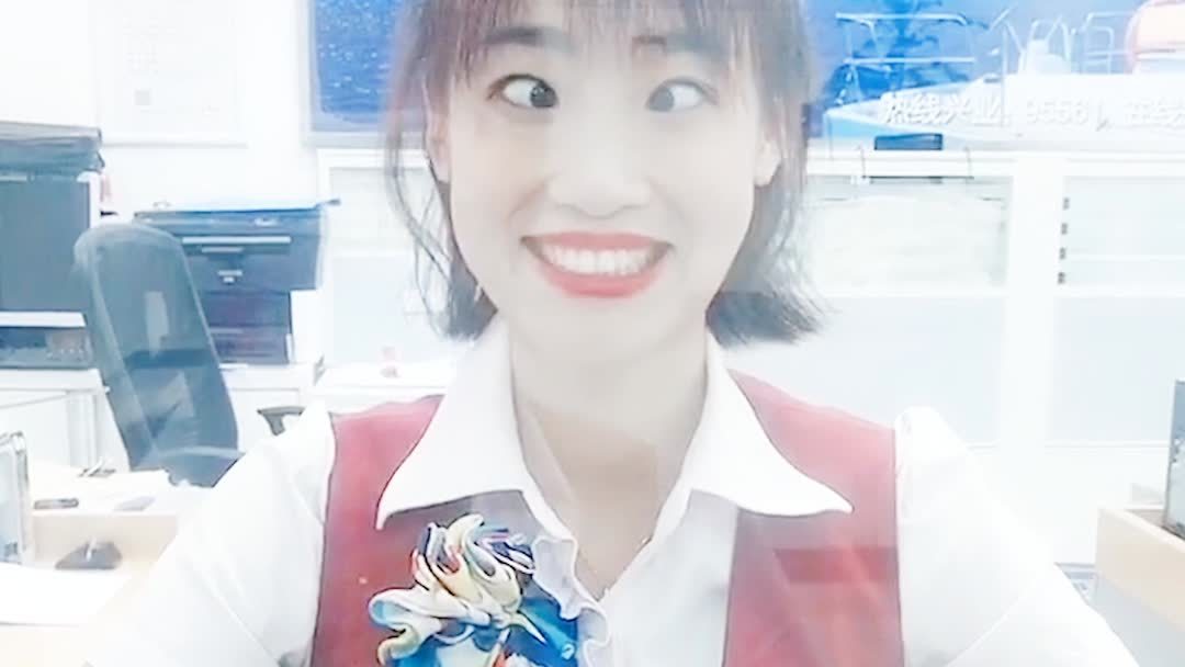 小姐姐这"微笑服务"太标准了 差点把我送走