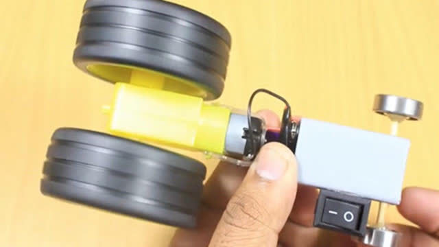 男子自制简易小车,这速度也太快了吧!一起来看看