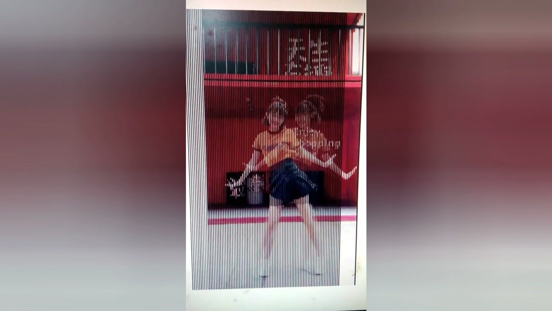 这种由运动产生变化图景的动画原理很简单,在推动格栅的过程当中,...