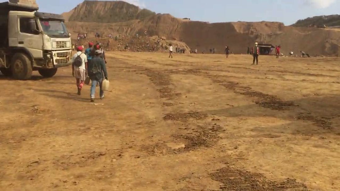 冒着山体滑坡风险,悬崖边的挖翡翠原石的人