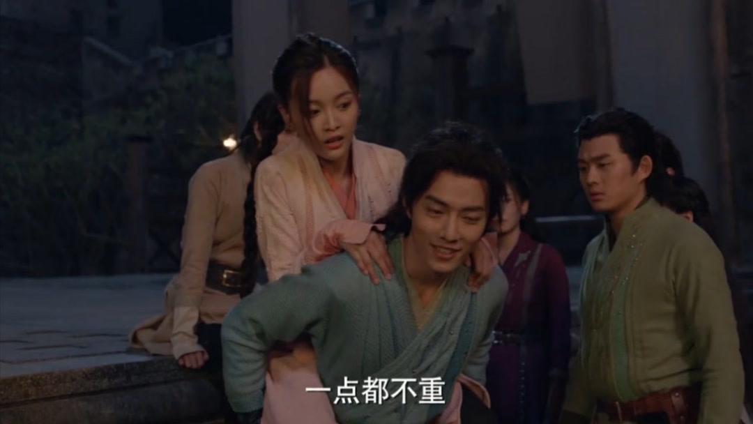 小舞脚受伤了,肖战背着媳妇回家,让她揪耳朵