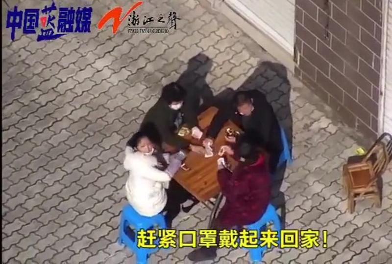 ...喊话的方式到社区、小区等人员密集区域轮流播放疫情防控宣传口号...