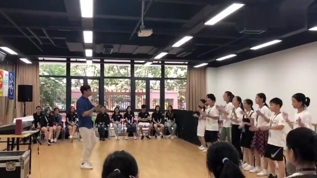 厦门六中的徐老师在指导孩子们