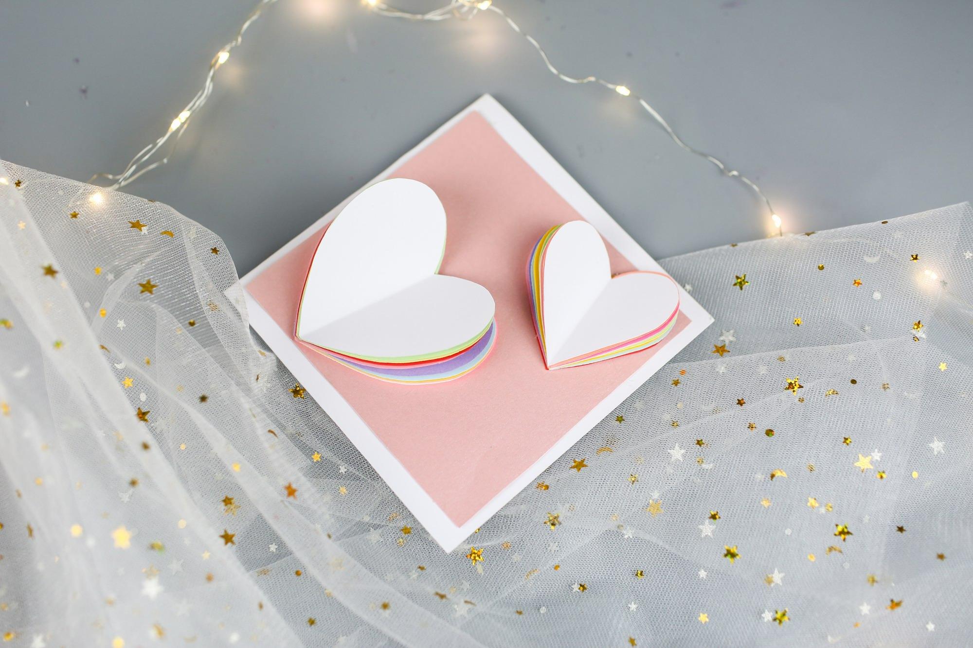 教你制作彩虹立体爱心贺卡,方法超简单,还很漂亮