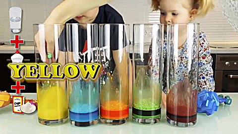 萌娃小可爱们在做实验呢,小家伙们可要注意安全啊!萌娃:妈妈保护我们呢