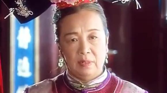 还珠格格:容嬷嬷教小燕子规矩,容嬷嬷:请格格再磕一次!