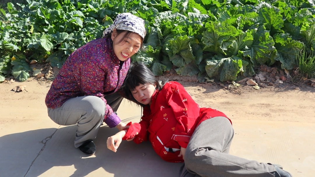 好心大娘扶起摔倒孕妇,没想到孕妇早产,大娘好心被讹了