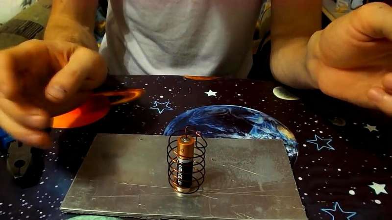 有趣的电池小实验,用上磁铁和铜丝就可以,哄小孩足够了!真厉害